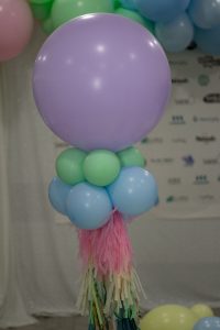 Una espectacular decoración con globos para el evento Somos Papis 2.0 ...